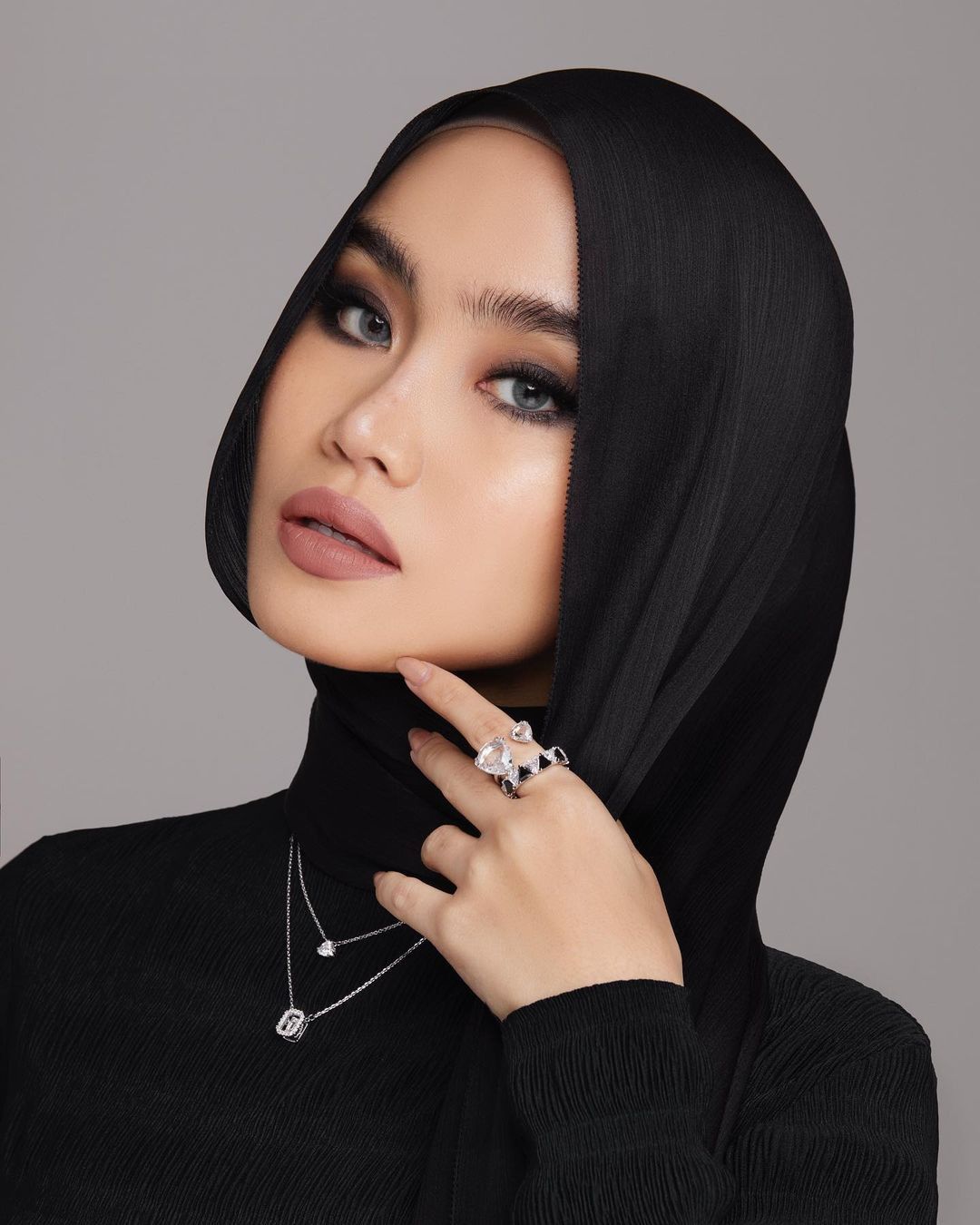 What Does Black Hijab Symbolize? Exploring the Meaning of Black in Isl ...